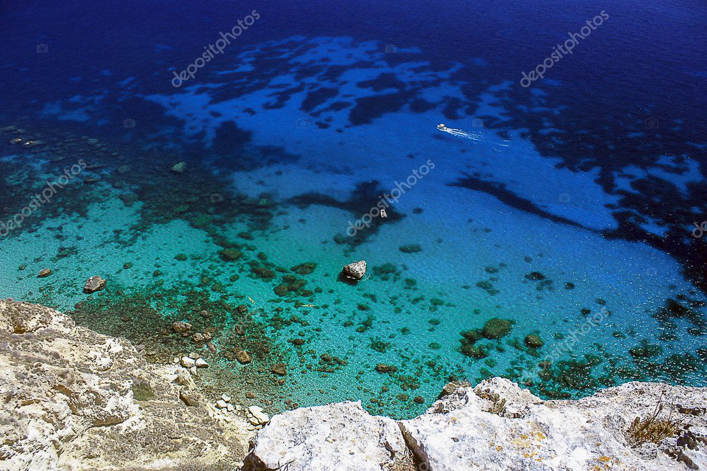 Impresionante vista desde arriba sobre el agua de mar transparente. 2022