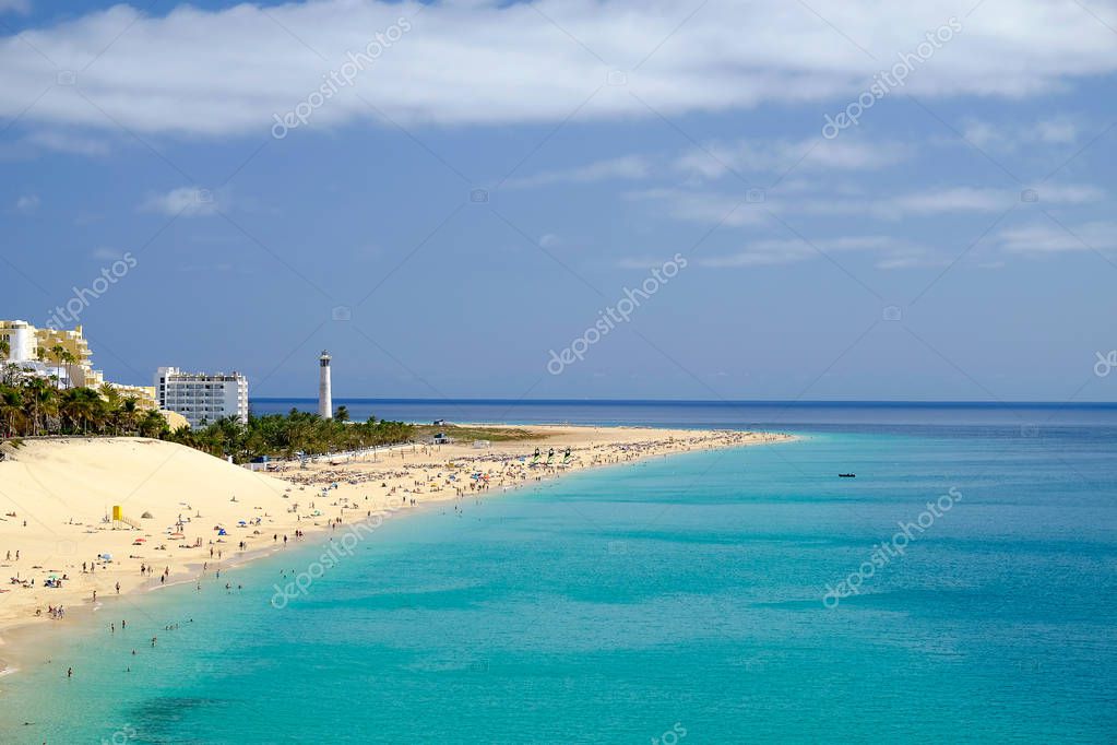 Vista sobre una famosa playa en Morro Jable, Fuerteventura, España. 2024