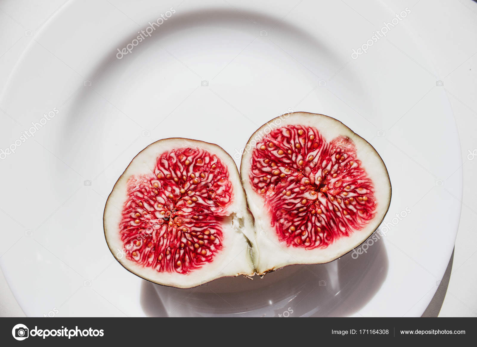Fig cut in two halves — Stock Photo © anastaziyaaaa #171164308