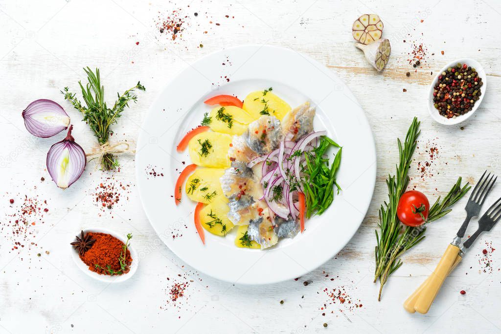 Arenque con patatas y cebollas en un plato. Cocina tradicional ...