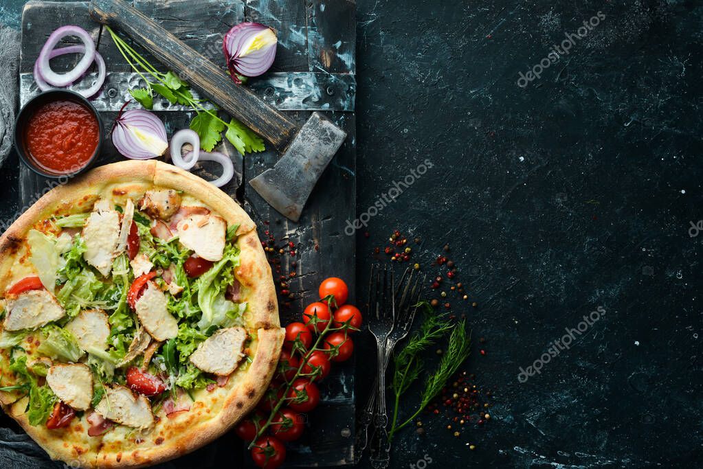 Pizza César. Pizza con pollo, queso y lechuga. Vista superior. Espacio ...