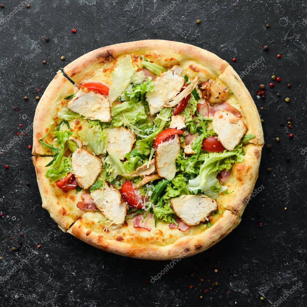 Pizza César. Pizza con pollo, queso y lechuga. Vista superior. Espacio ...