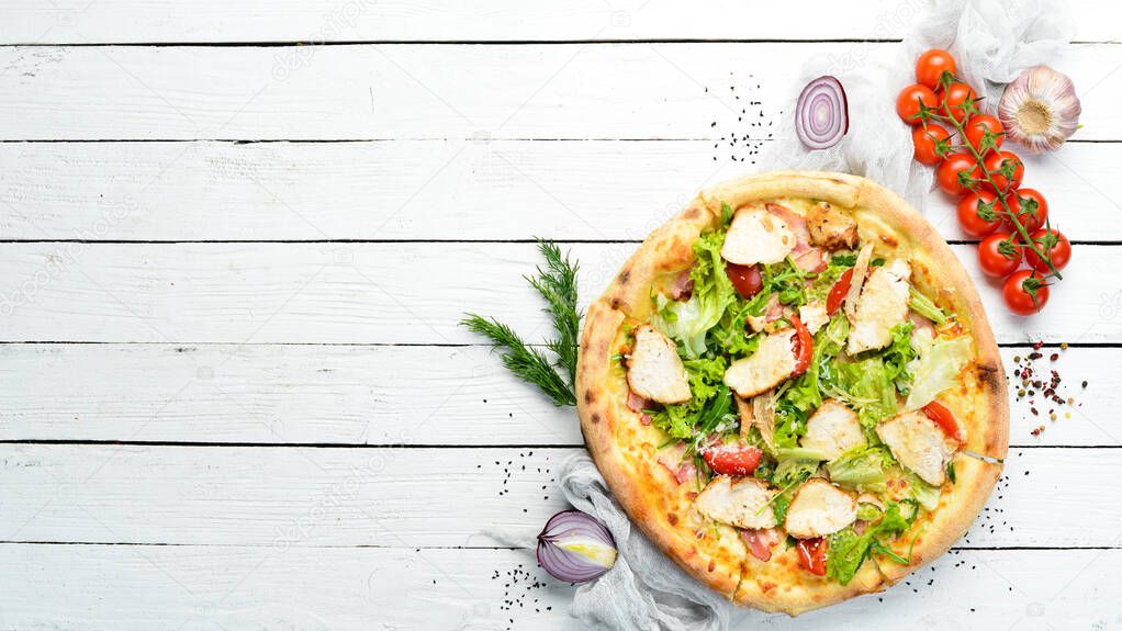 Pizza César. Pizza con pollo, queso y lechuga. Vista superior. Espacio ...