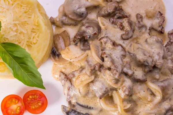 Ternera Stroganoff Con Champiñones Se Sirve Con Salsa Y Puré De Papas