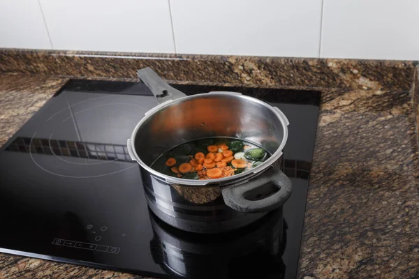 Mulher limpeza indução hob Stock Photos, Royalty Free Mulher limpeza ...