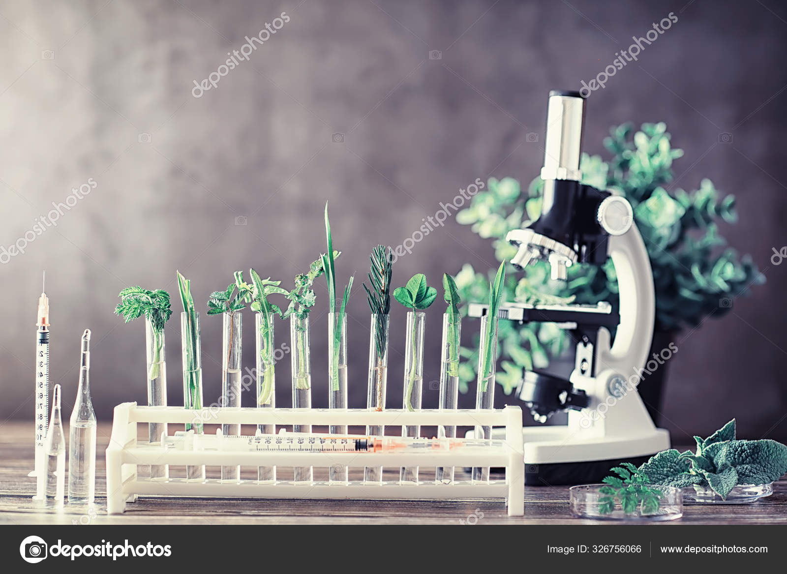 Microscopio y partes de prueba sobre la mesa en el laboratorio . — Foto ...
