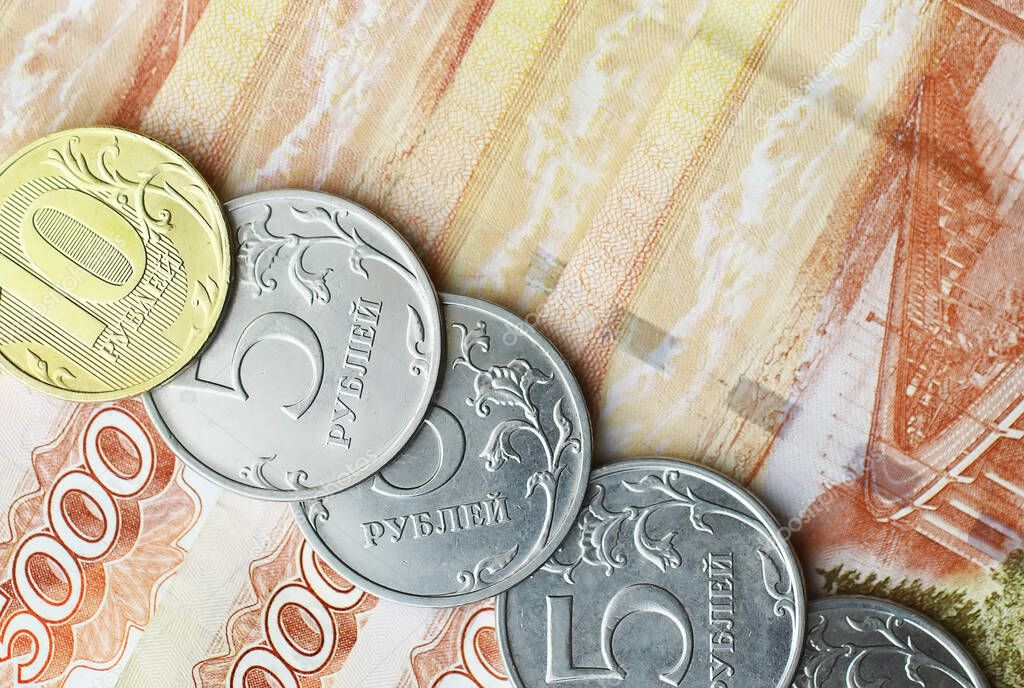 Billetes y monedas rusas "rublos". Billete con inscripción "cinco mil ...