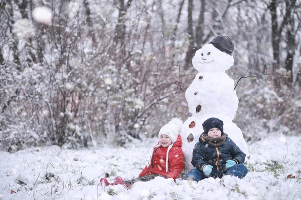 Fotos de Kids with snowman, Imagens de Kids with snowman sem royalties ...