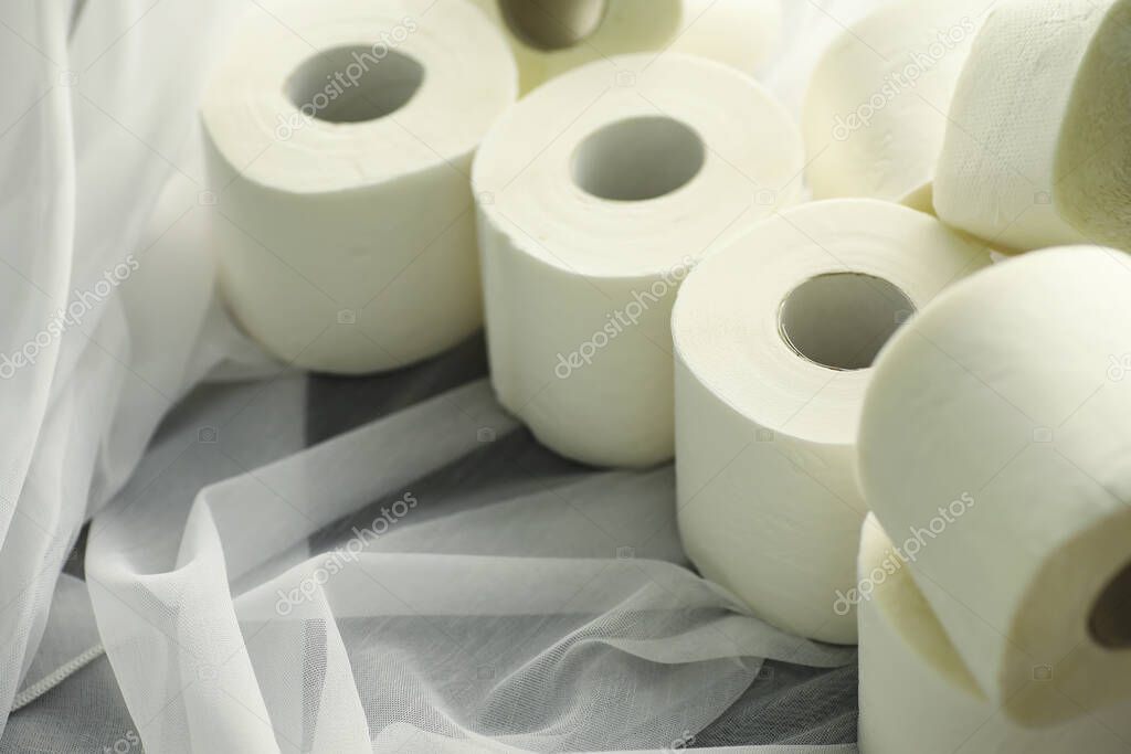 Papel higi nico en un rollo. Papel higi nico de tres capas suave y blanco como la nieve. Falta ...