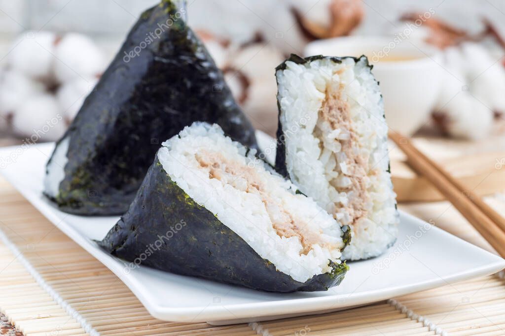 Triángulo coreano kimbap Samgak hecho con nori, arroz y atún, similar a ...