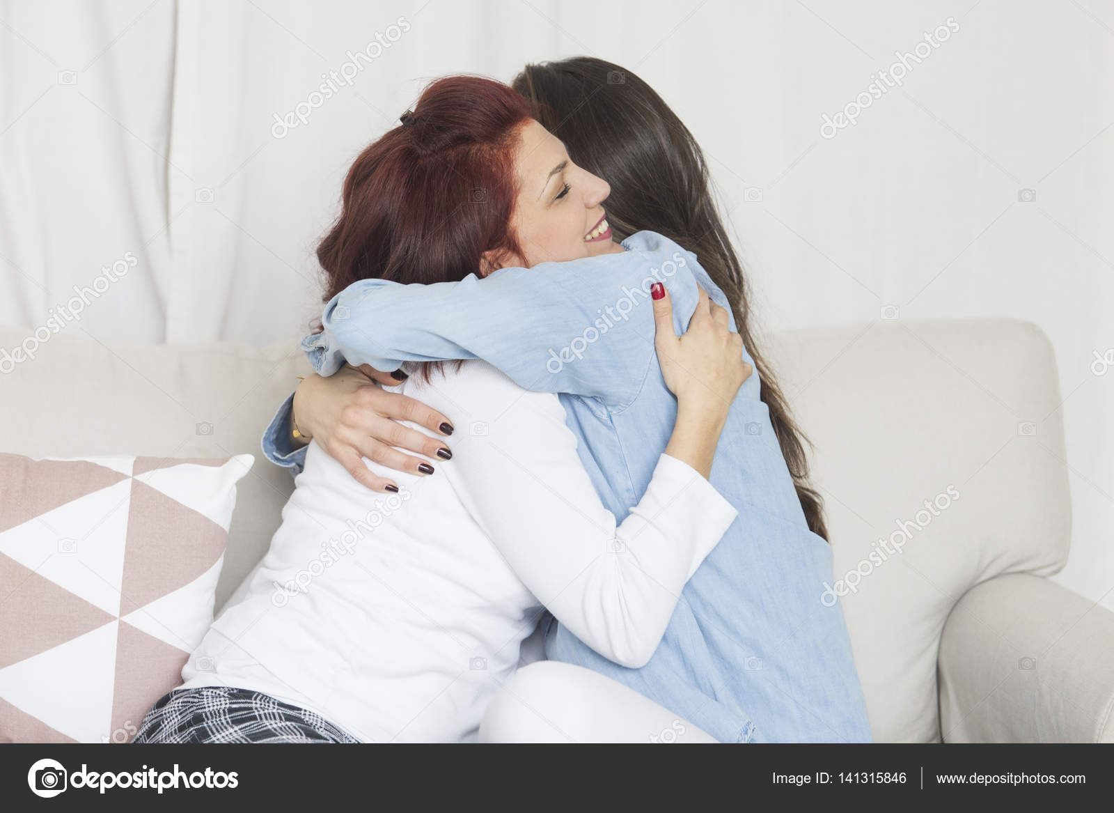 Dos mujeres abrazándose — Foto de stock © Nikodash #141315846