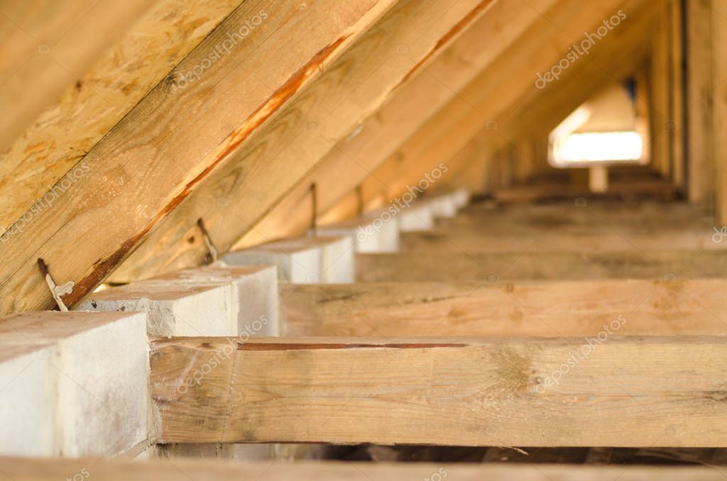 Elevando el armazón del techo a la segunda planta de nueva construcción ...