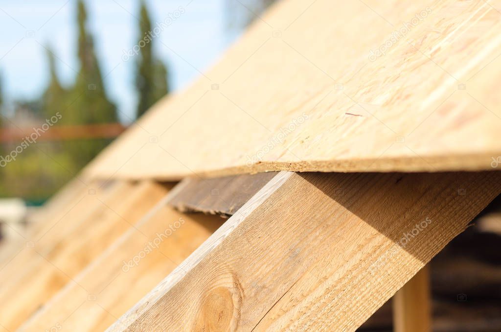 Elevando el armazón del techo a la segunda planta de nueva construcción ...