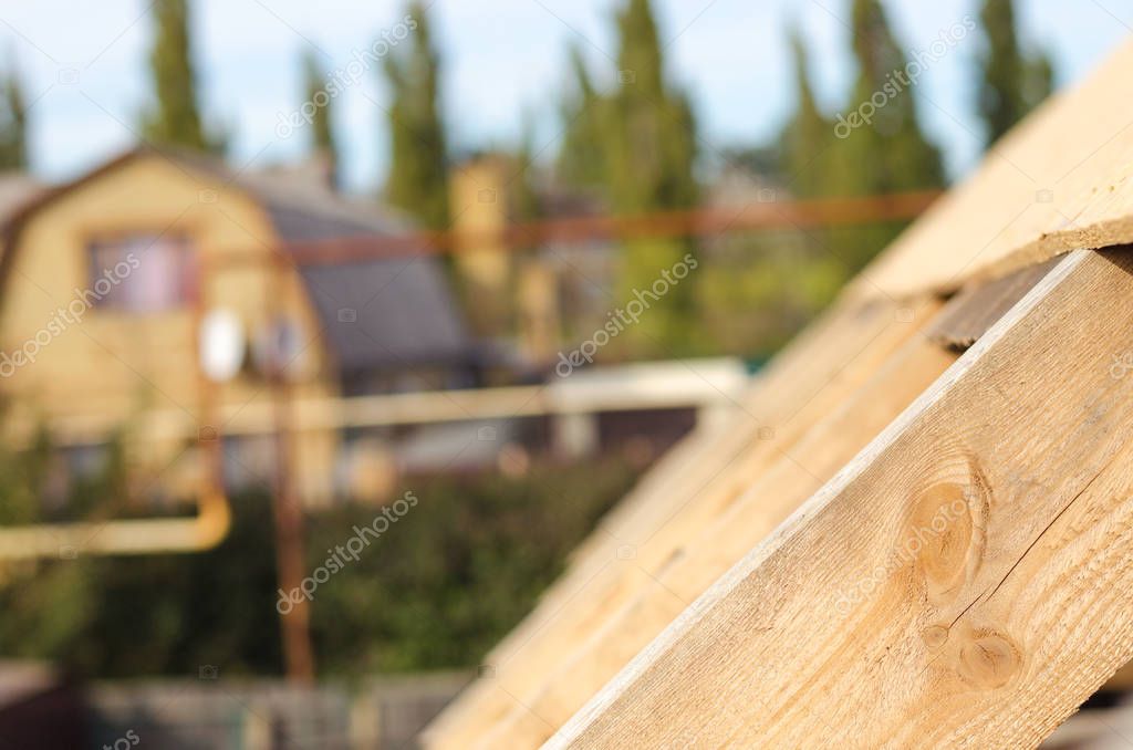 Elevando el armazón del techo a la segunda planta de nueva construcción ...