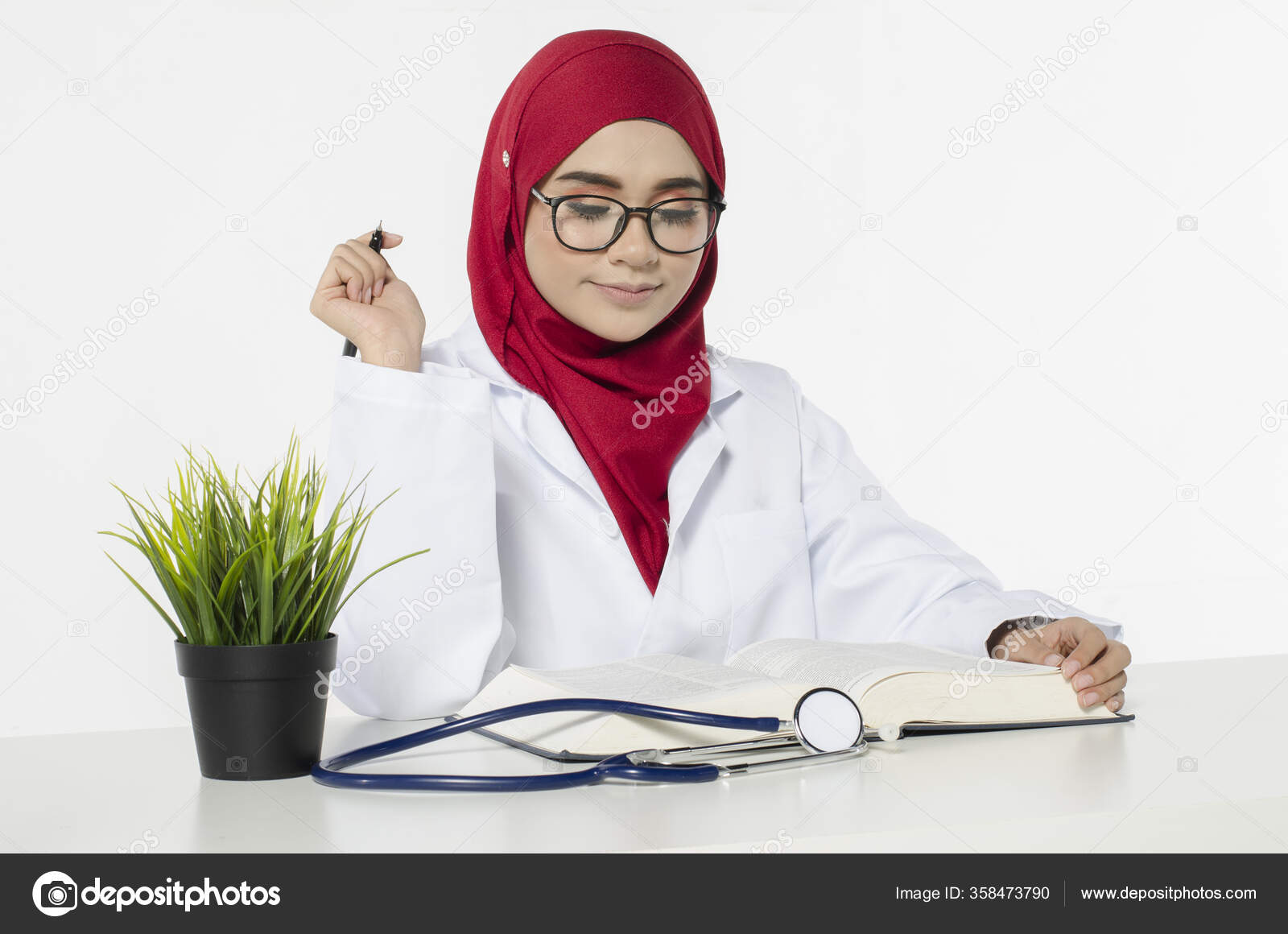 Joven Doctora Pensando Visión Trayectoria Profesional Mientras Está ...