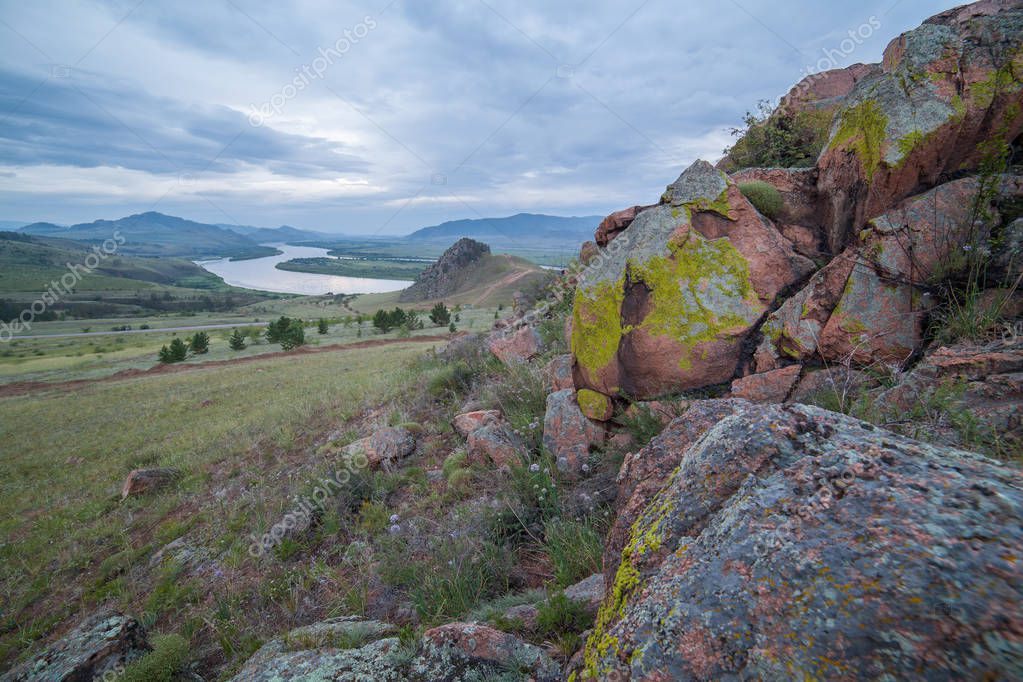 Buttes en un valle del río Selenga. 2022