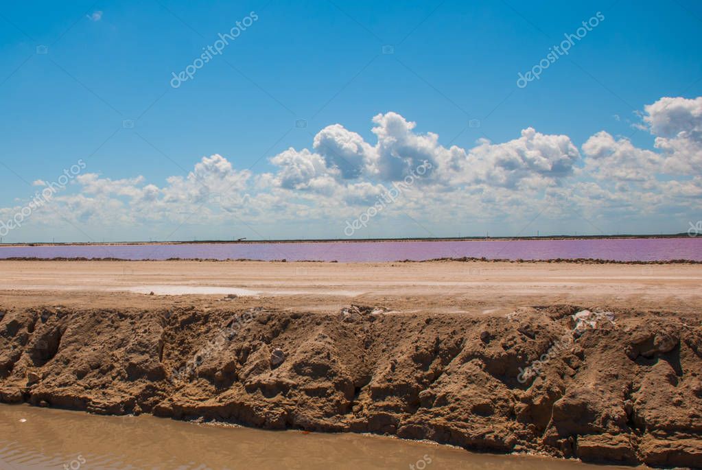 Lago Rosa. Sorprendente piscina roja utilizada en la producción de sal ...