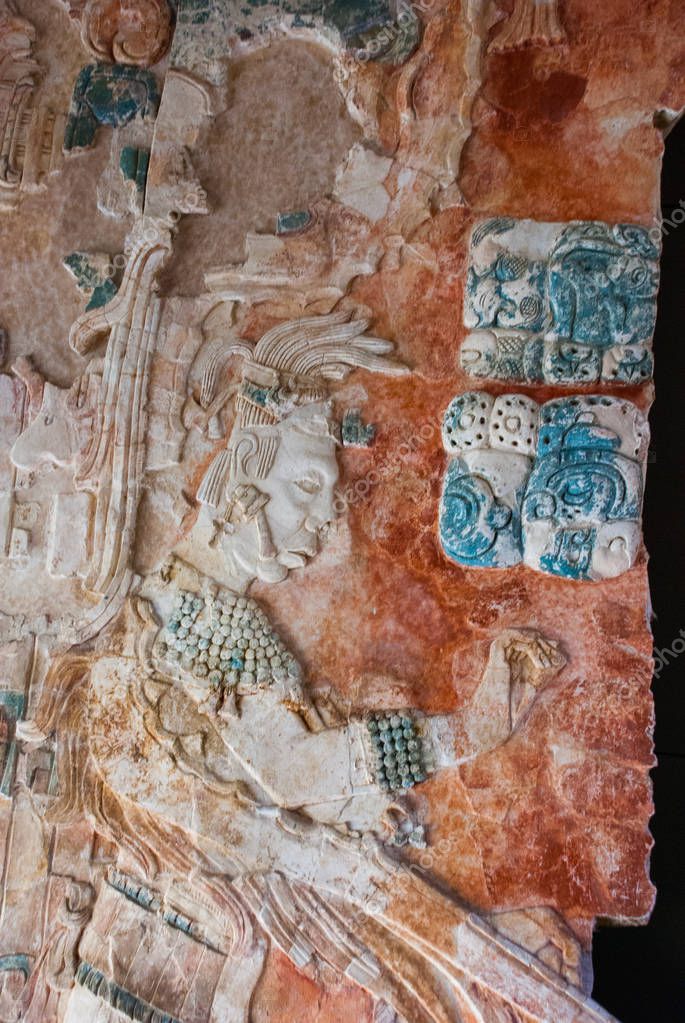 Bajorrelieve maya antiguo sobre piedra. Exposición del Museo de ...