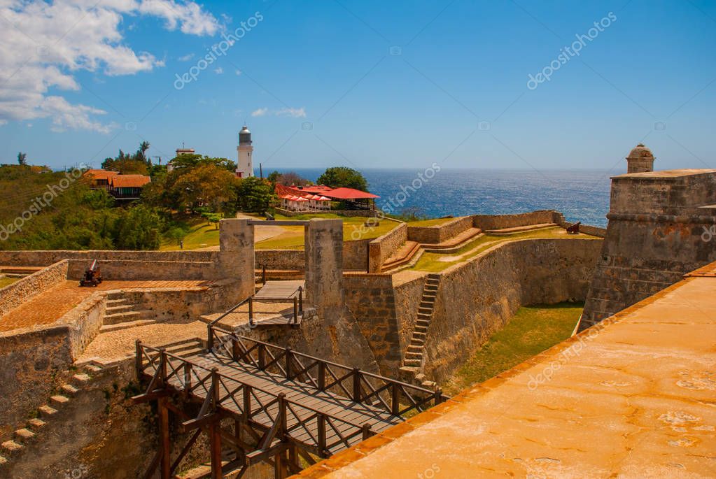 Fort Castillo del Moro, Santiago De Cuba, Cuba: Un faro en ...