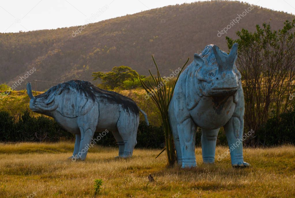 Modelos animales prehistóricos, esculturas en el valle del Parque ...