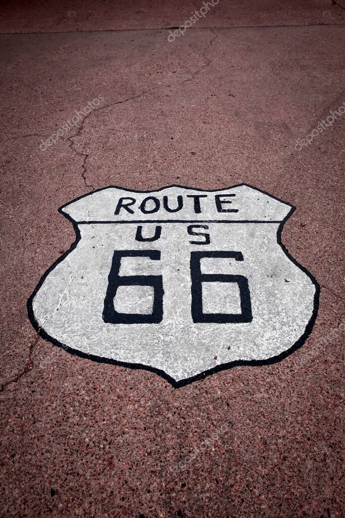 Señal clásica de ruta 66 pintada sobre el asfalto 2023