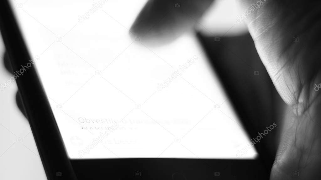 Macro de un dedo masculino, mientras se desliza, chequea, maneja el ...