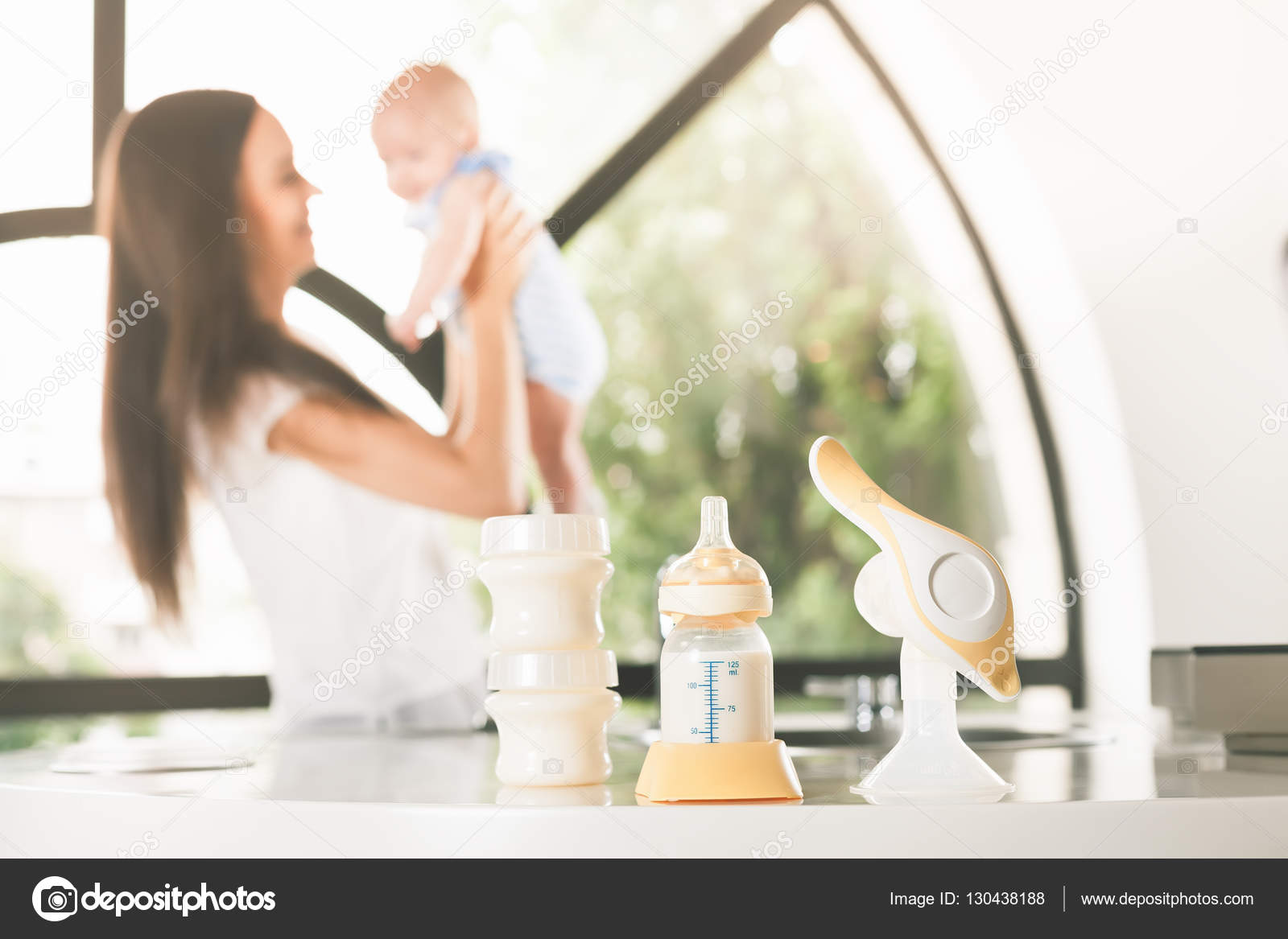 Extractor de leche manual, leche materna: fotografía de stock © Petunyia #130438188 | Depositphotos