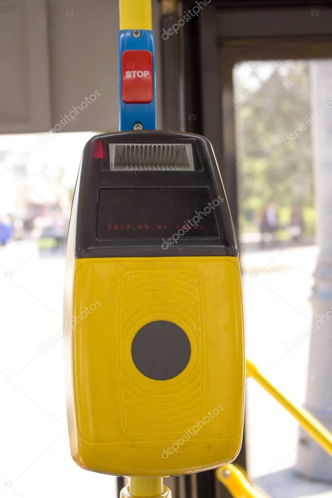 El validador de billetes en el autobús de Moscú 2023