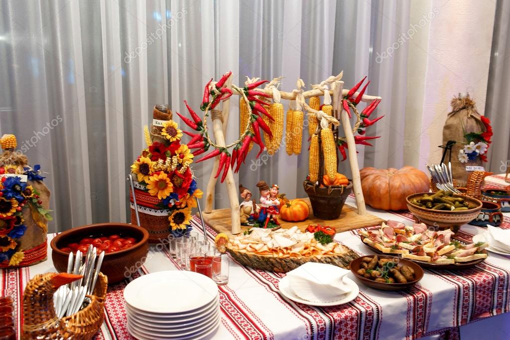 Alcohol tradicional en mesa de bodas 2024