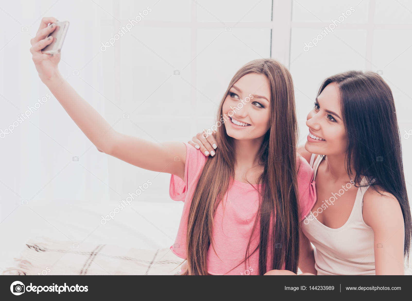 Happy beautiful best girlfriends making selfie onj smartphone — Stock ...