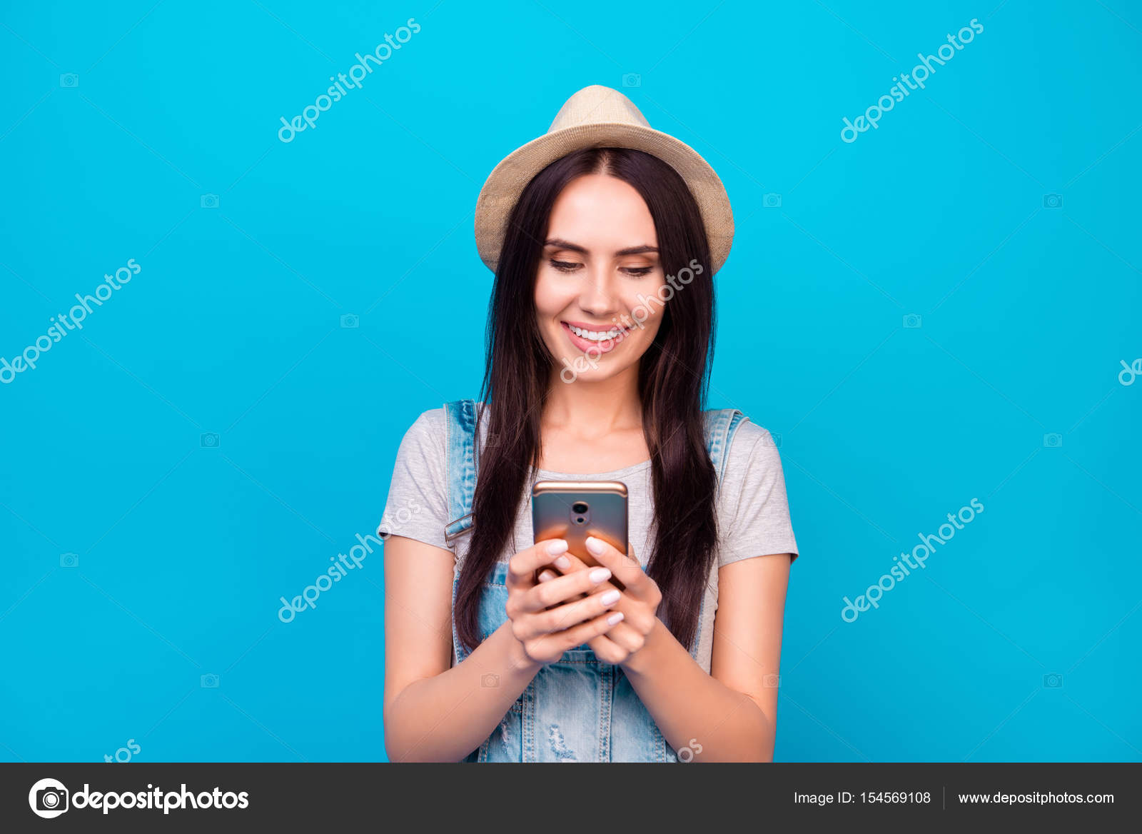 Roaming concept. Young cute brunette tourist in a hat is typing — Stock ...