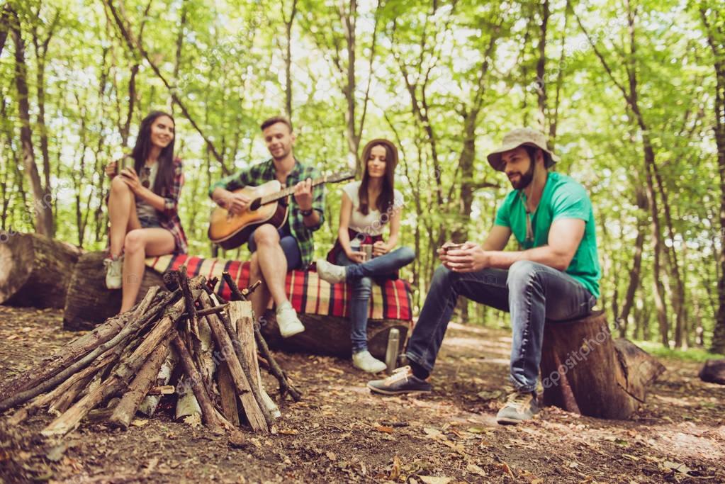 Trekking, camping y concepto de vida salvaje. Cuatro mejores amigos ...