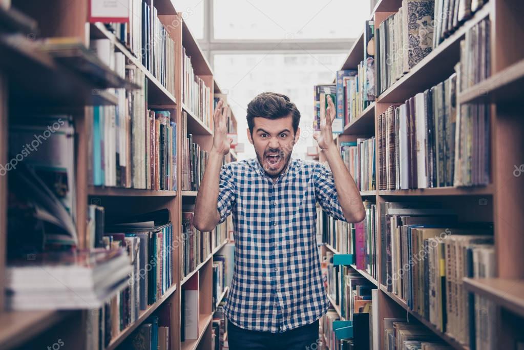 Volverse loco y loco, psicópata y agresivo. Gritando estresado 2023