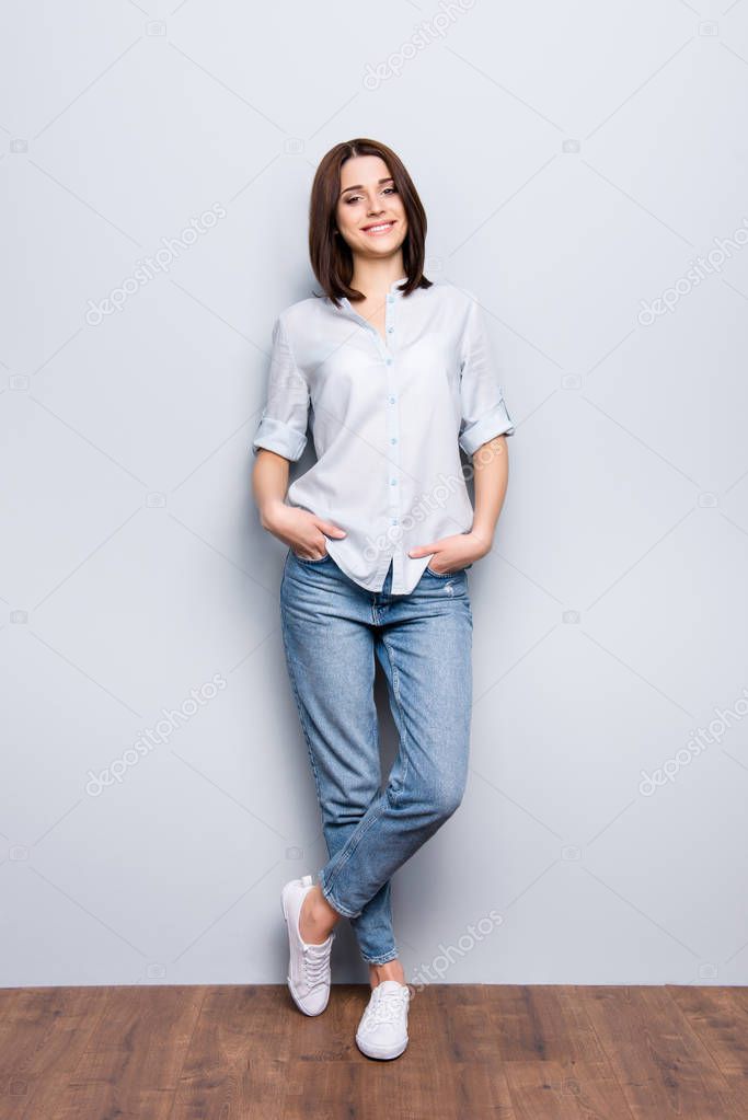 Retrato vertical de cuerpo completo de chica alegre y de moda 2024