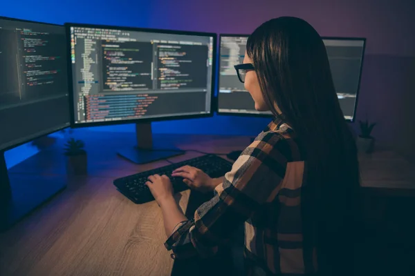 Hombre programando fotos de stock, imágenes de Hombre programando sin ...