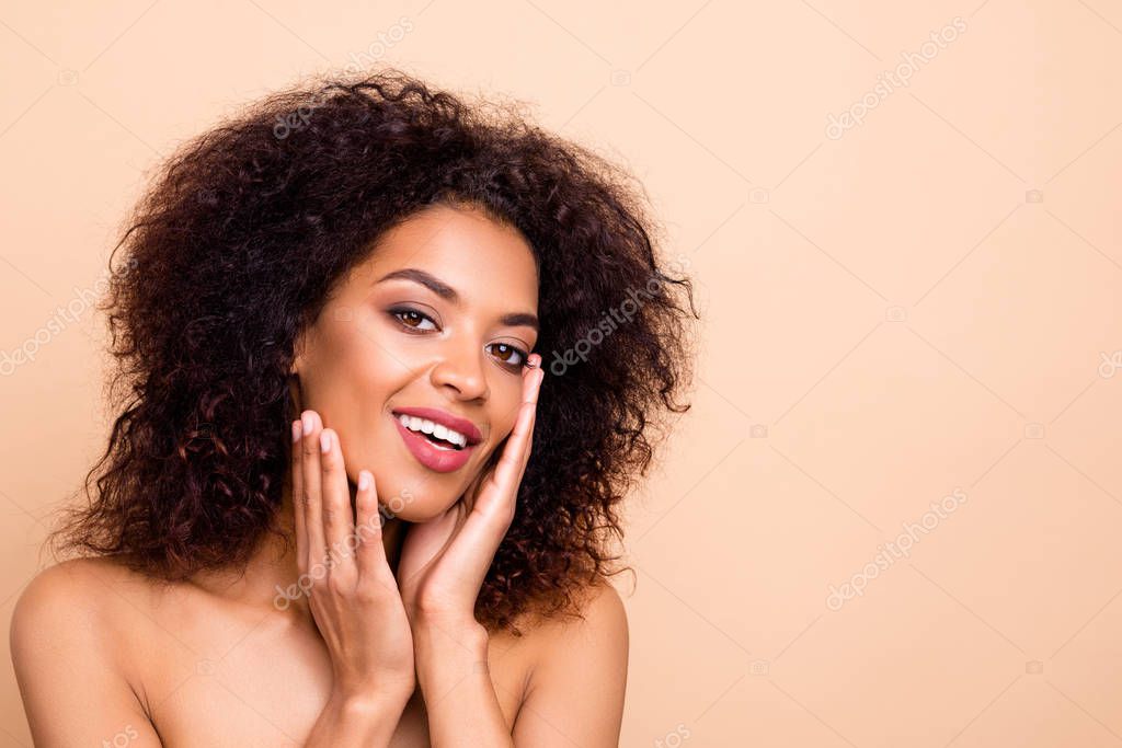 De cerca foto hermosa ella su modelo de piel oscura señora peluche ...