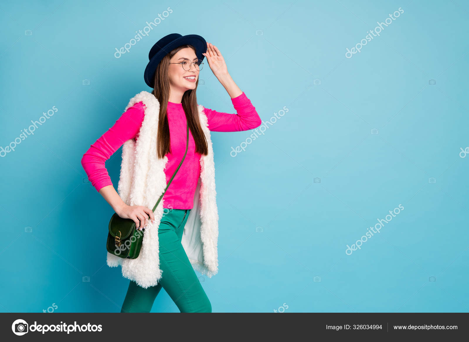 Portrait of her she nice attractive lovely pretty cheerful cheery girl ...