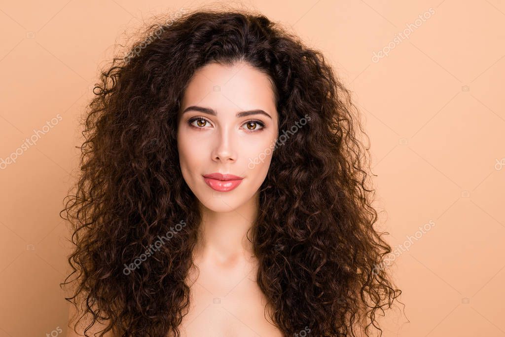 De cerca foto hermosa increíble ella su señora sana rizos marrones ...