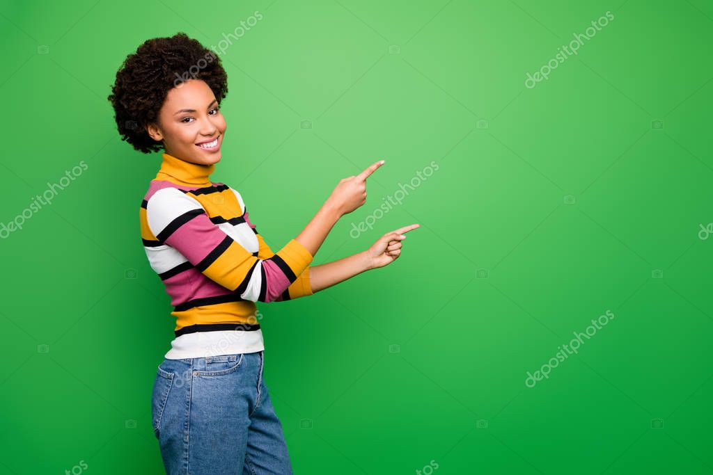 Foto de perfil de hermosa mujer de piel oscura rizado gerente de ventas que propone buenos ...