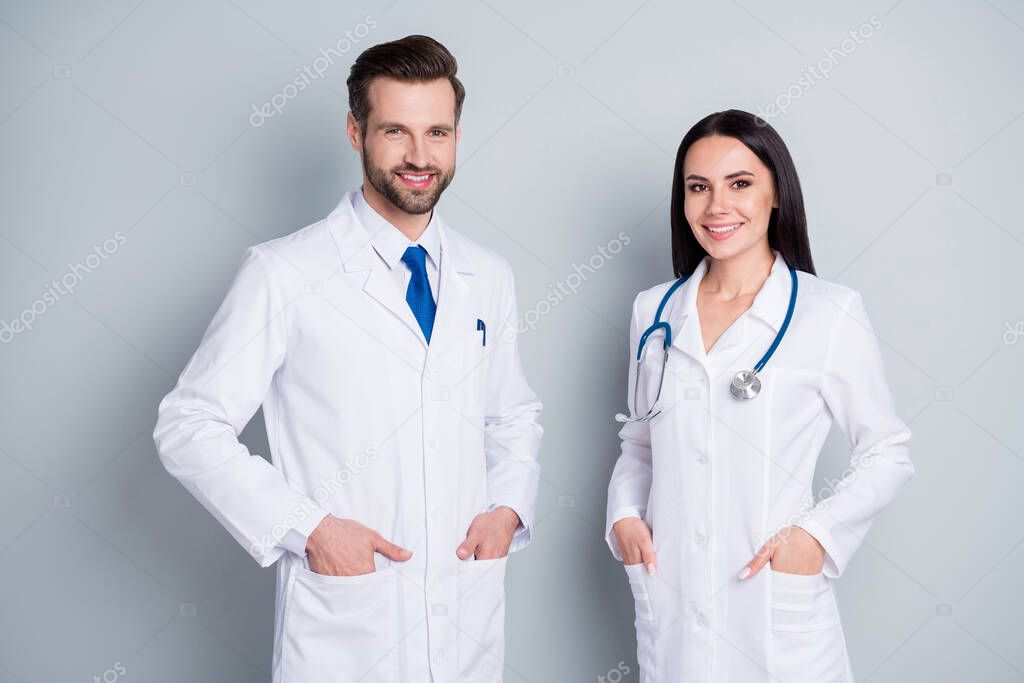 Foto de guapo doctor chico practicante experimentado profesional bonita ...