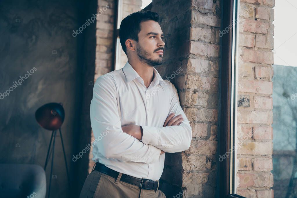 Perfil vista lateral de su agradable atractivo hombre confiado ...