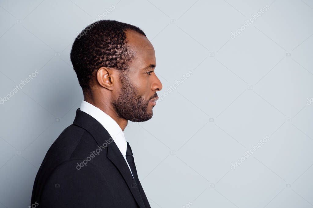 primer plano perfil vista lateral retrato de su él agradable atractivo ...