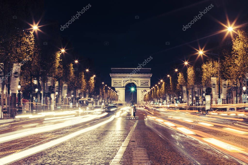 Iluminado Arco del Triunfo y la avenida Campos Elíseos en París ...