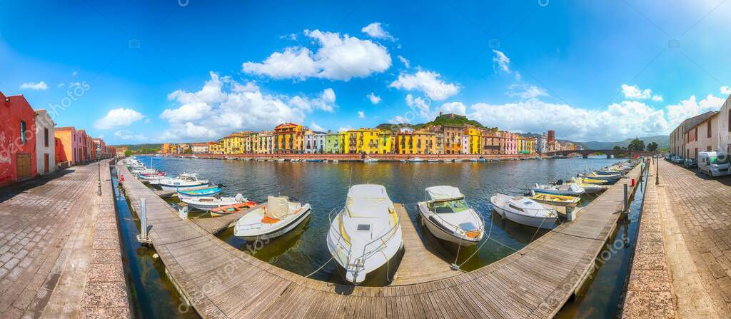 Paisaje panorámico de la ciudad de Bosa en el río Temo. Terraplén del ...