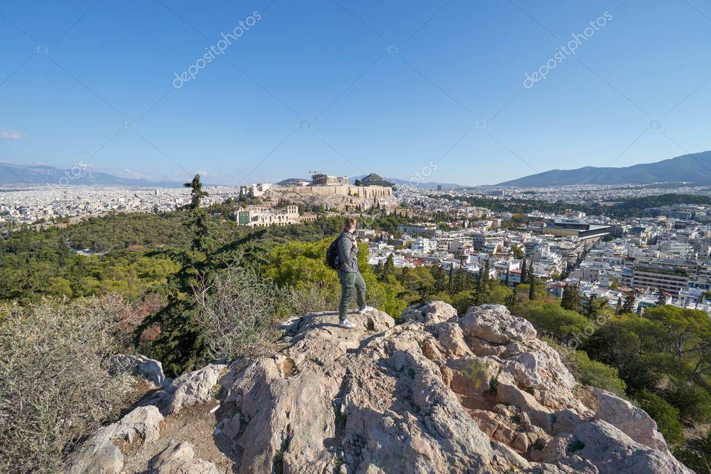 Viajero en la cima de la colina de Philopappos, vista panorámica de la ...