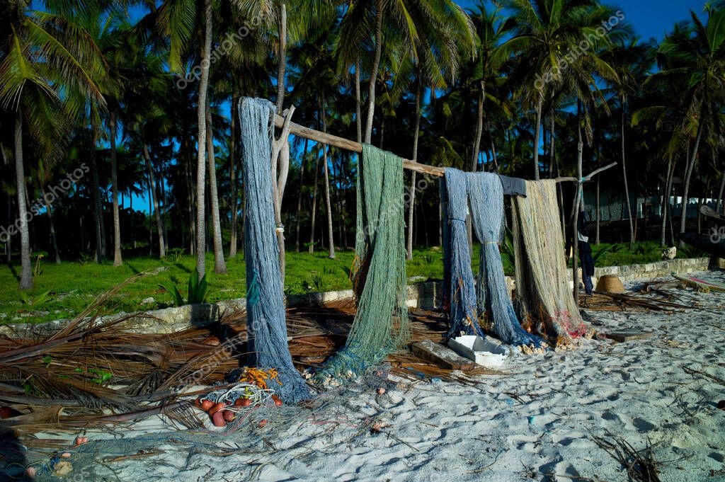 Las redes de pesca están secas en la costa arenosa de Kenia, África.. 2022