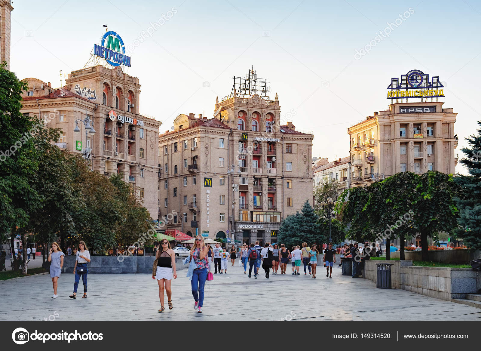 Independence Square at weekend in Kiev, Ukraine — Stock Editorial Photo ...