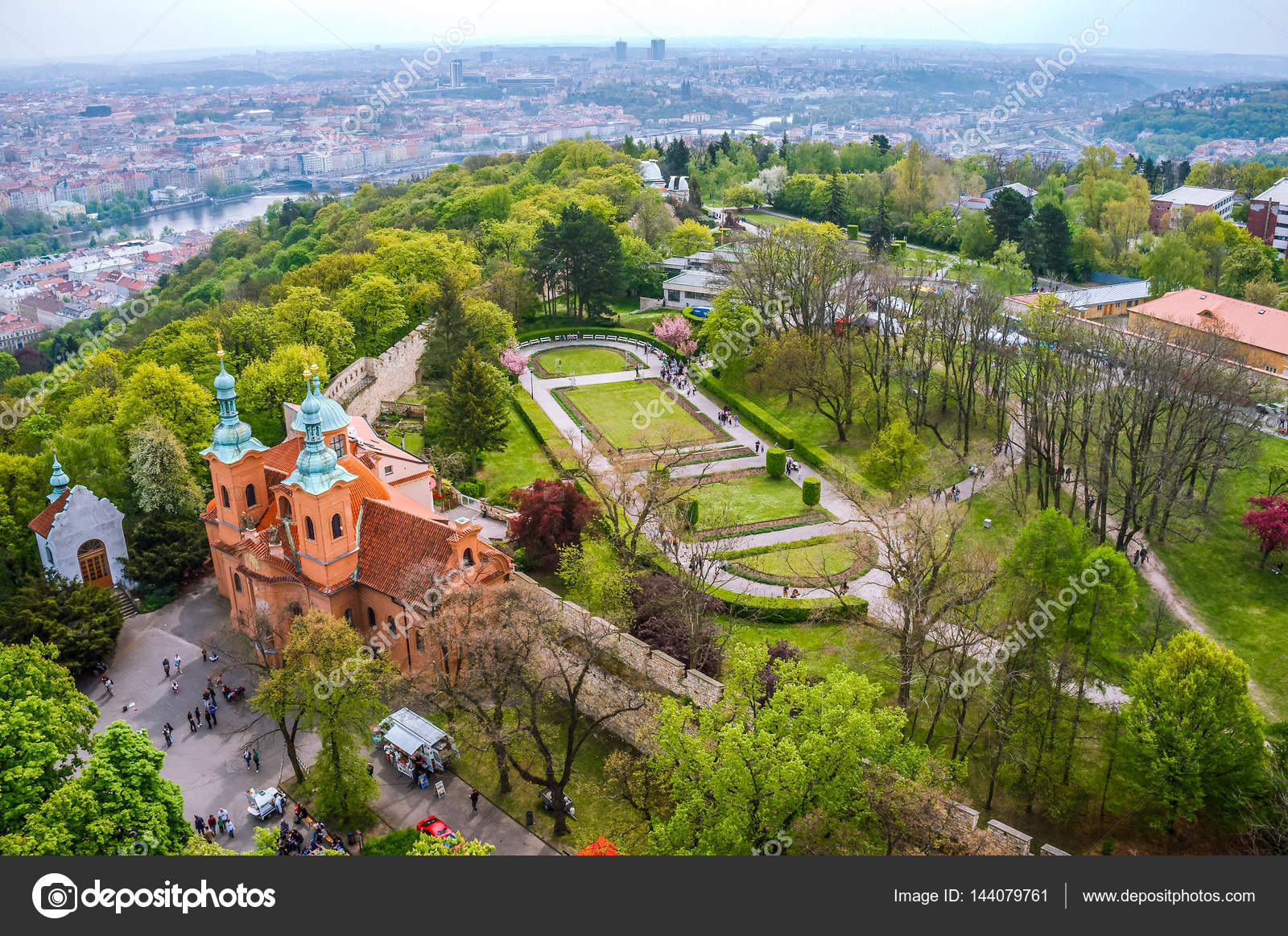 Blick auf Prag vom Petrin Hill Tower in der Tschechischen Republik ...
