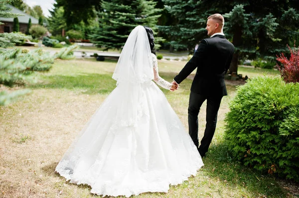 Muslim wedding couple Stock Photos, Royalty Free Muslim wedding couple ...