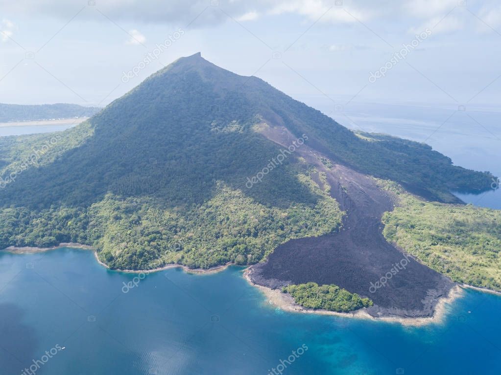 Un antiguo flujo de lava se ve en Banda Api en las Islas Banda de ...